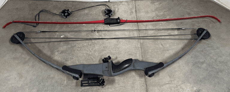 Darton USA compound bow, and Bear recurve bow - Albrecht Auction Service