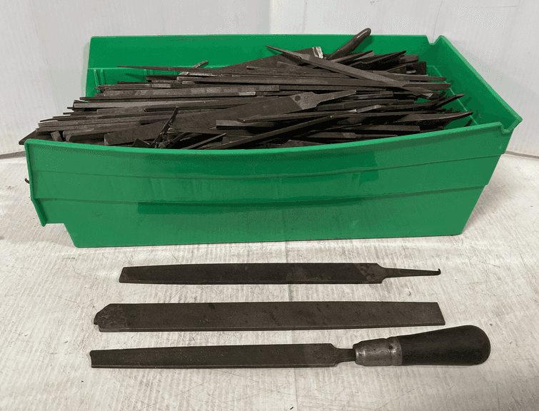 Tray full of metal working files, fair - Albrecht Auction Service