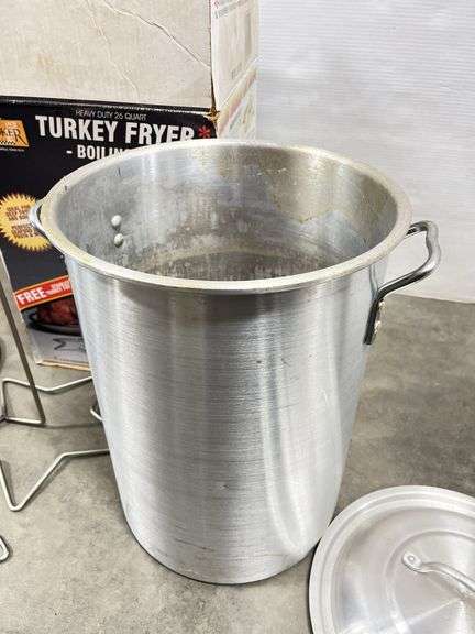 Heavy duty 26-quart turkey fryer boiling pot - Albrecht Auction Service