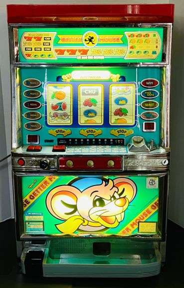 1990's Getter Mouse classic quarter slot machine, 19" x 15" x 32 ...