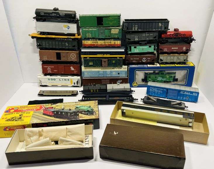 (14) HO Boxcars completed train kits, (8) HO dummy boxcar completed ...
