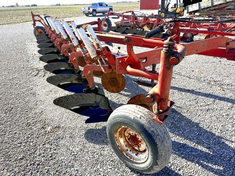 IH 800 9-18" Bottom Trailer Plow, Ser. No. 1050000u007239 - Albrecht ...