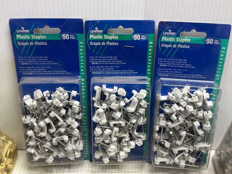 Large variety of electrical staples - Albrecht Auction Service