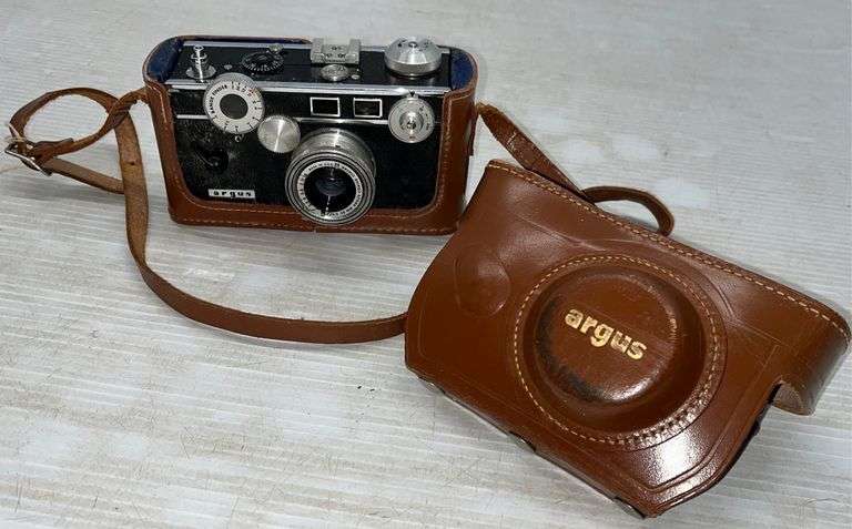 Vintage 1960s Argus camera in case - Albrecht Auction Service