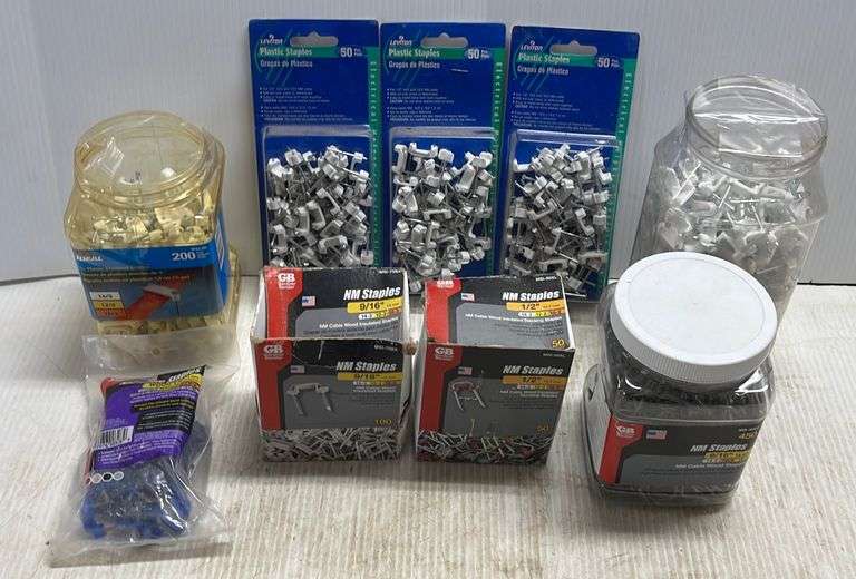 Large variety of electrical staples - Albrecht Auction Service