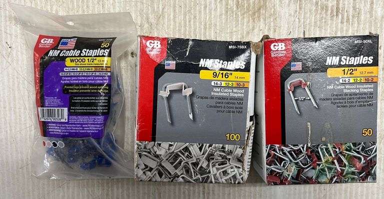 Large variety of electrical staples - Albrecht Auction Service