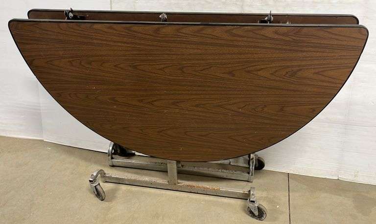 Round folding/rolling table, 5'Dia, used - Albrecht Auction Service