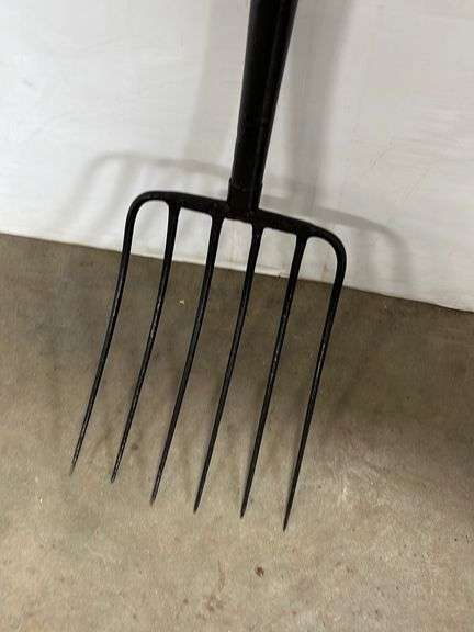 Short handle 6-tine fork, approx. 38"L - Albrecht Auction Service