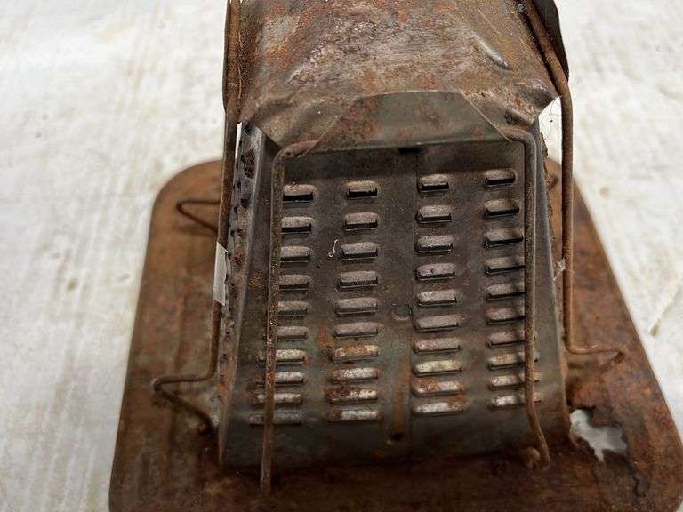 Antique mouse trap, 5"H, rusty - Albrecht Auction Service