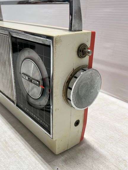 Aiwa 12 transistor radio and federal handheld radio, both work great ...