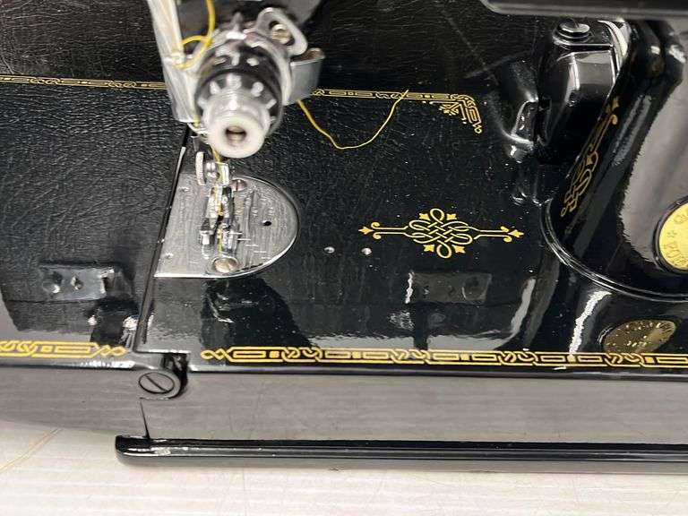 Alphasew featherweight sewing machine, comes in a carrying case, 14"W ...