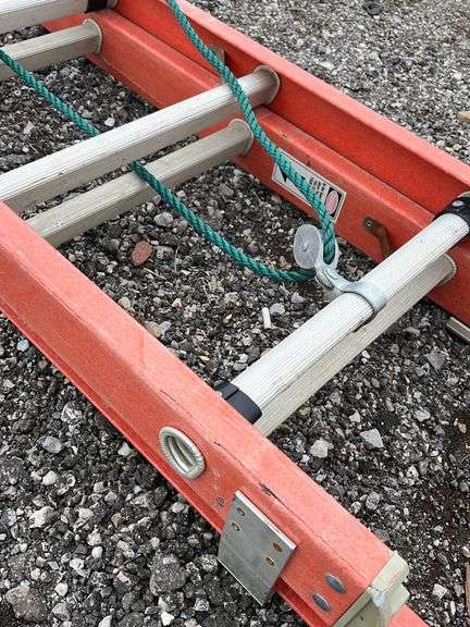 24' Fiberglass ladder, 300 lbs. maximum, 21' maximum extension, 17'11 ...