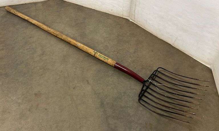 10-Tine Pitch fork, handle- 47", solid, nice - Albrecht Auction Service