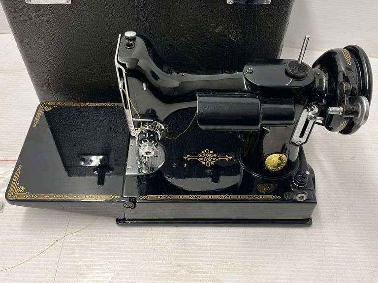 Alphasew featherweight sewing machine, comes in a carrying case, 14"W ...