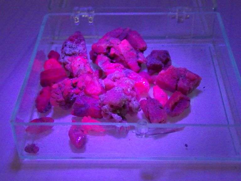 Rubies, bright red under black light, largest- 1"W with 7g, total of ...