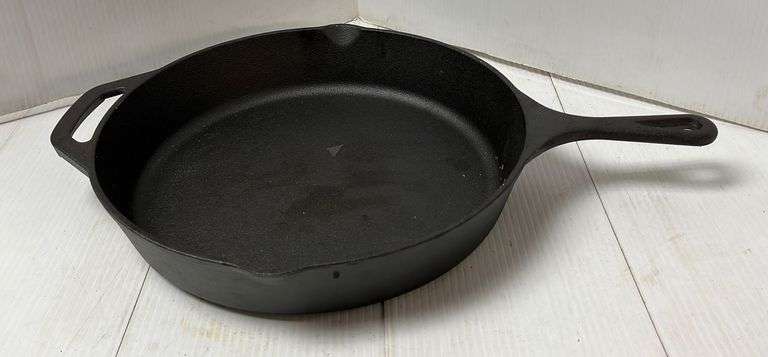 Large 12"Dia cast iron skillet with helping handle, pre-seasoned, new ...