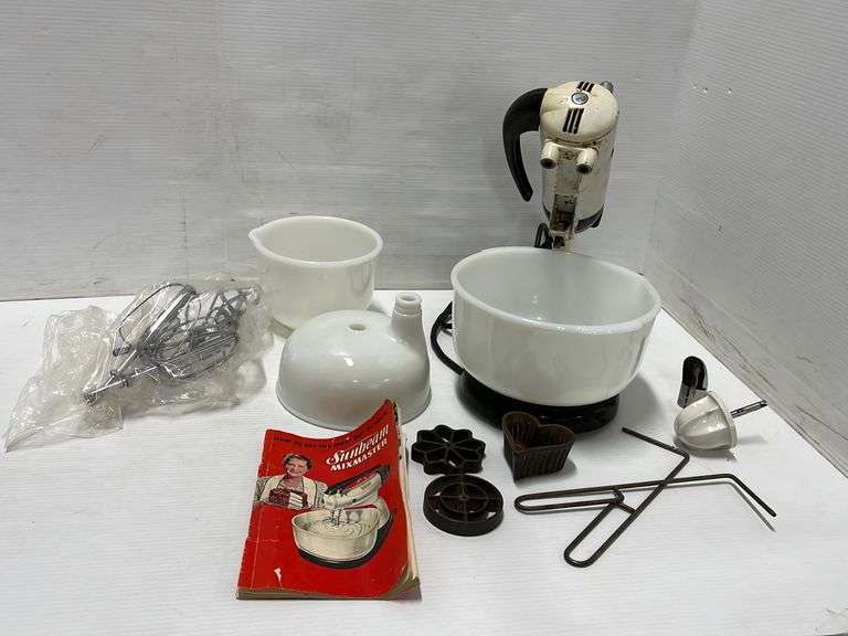 1950s Sunbeam Mixmaster with (3) sets of beaters - Albrecht Auction Service