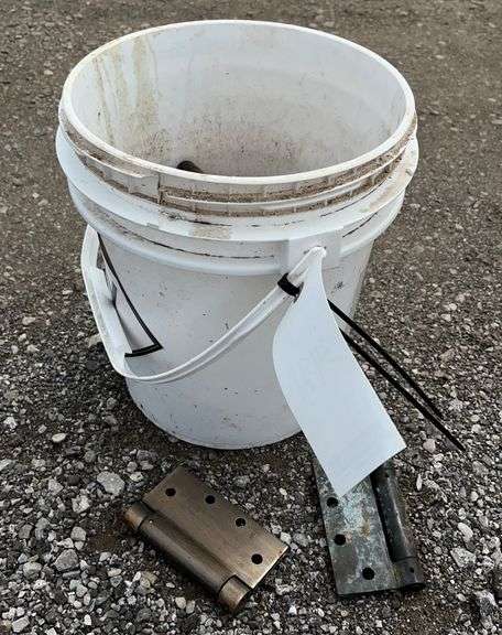 Bucket of heavy duty door hinges - Albrecht Auction Service