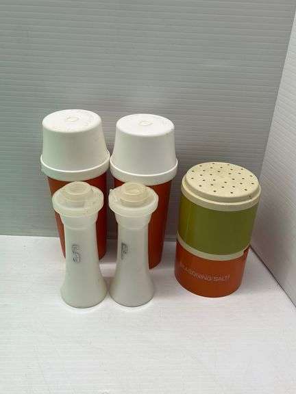 Assorted older Tupperware, includes: Pickle Keeper, batter bowl ...