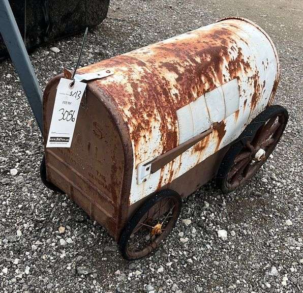Covered wagon mailbox, rusty yard art, fair - Albrecht Auction Service