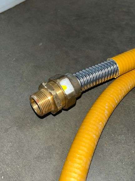Flexible gas lines with fittings - Albrecht Auction Service