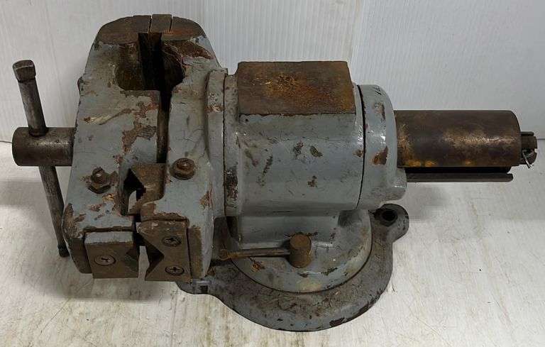 Large rotating head vise with lower pipe jaws and lower smooth jaws, up ...