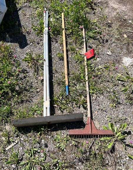 Assorted garden tools, includes rake and hoe - Albrecht Auction Service