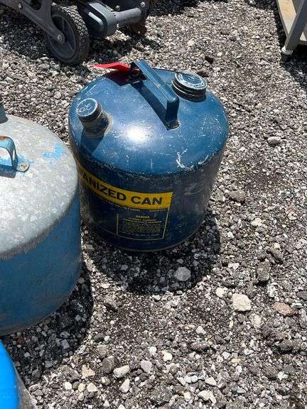 (3) Eagle kerosene cans - Albrecht Auction Service