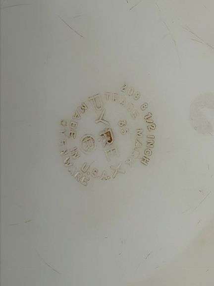 (2) Older pie dishes, include: 1- Light green Pyrex pie dish, 8 1/2"; 1 ...