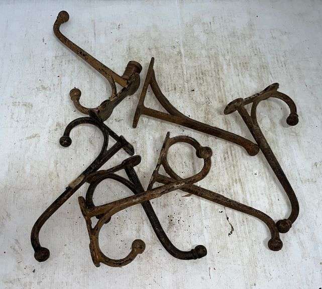 (6) Box of metal harness hooks, used - Albrecht Auction Service