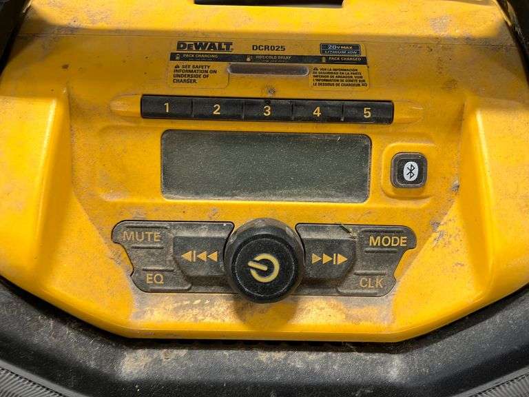 DeWALT DCR025 jobsite bluetooth charger radio - Albrecht Auction Service