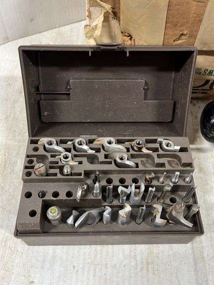 Black & Decker router with router bits - Albrecht Auction Service