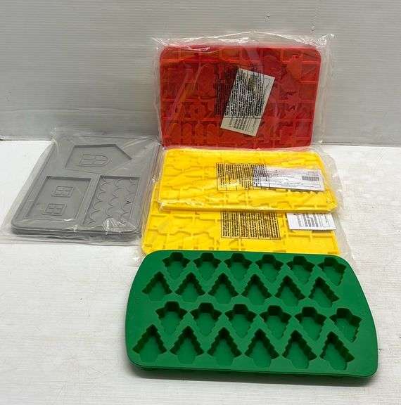 Pampered Chef cookie molds, 1-Wilson, 12" x 9" - Albrecht Auction Service