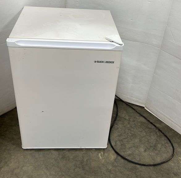 Dorm size refrigerator, 2.7cu. ft. 26"H x 19"W x 18"D, tested, works as ...