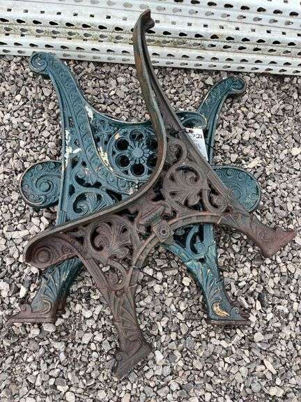 Cast iron bench frames, green color, used - Albrecht Auction Service