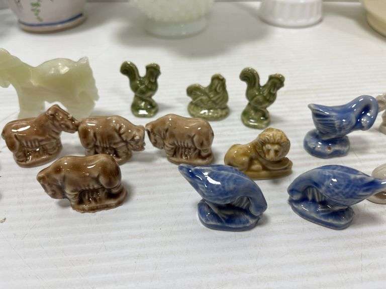 Wade animals, made in England, includes: (4) Rhinos, Zebra, (3) Lions ...