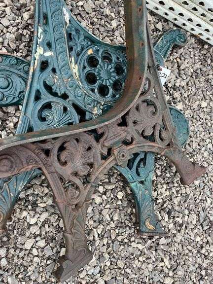 Cast iron bench frames, green color, used - Albrecht Auction Service