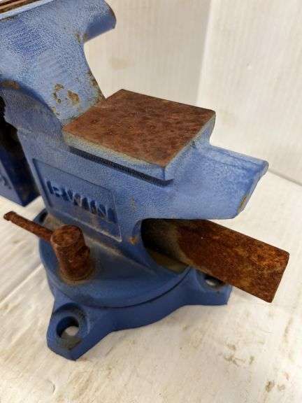 Band vise with 4" jaws, has rust - Albrecht Auction Service