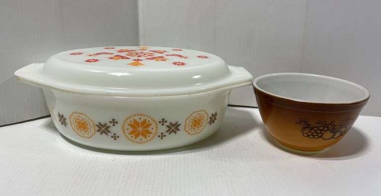 Pyrex 2 1/2-quart casserole dish with lid, with Pyrex no. 401 small ...