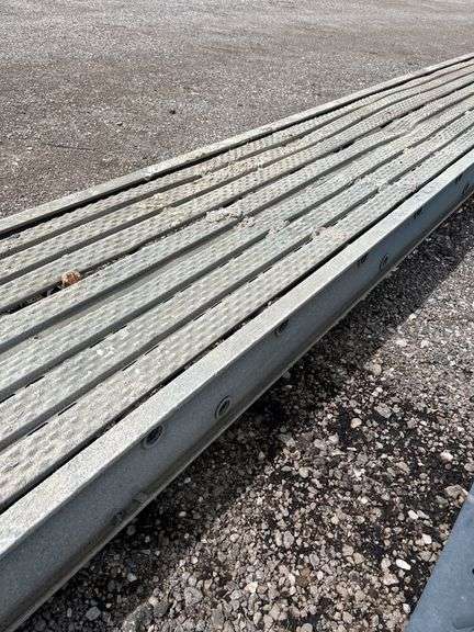 Aluminum scaffold pick, 29" x 20", used - Albrecht Auction Service