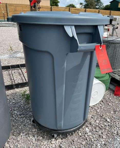 35-Gallon trash can, plastic, made by Brute with wheels, like new ...