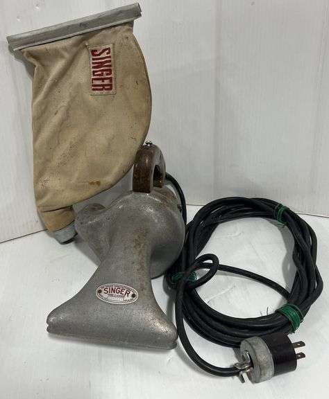 Singer handheld vacuum, older, works - Albrecht Auction Service