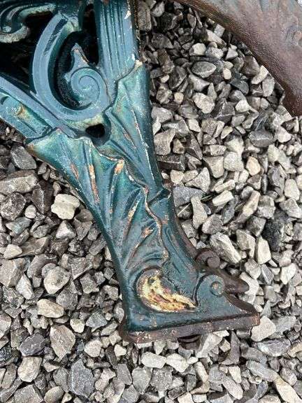 Cast iron bench frames, green color, used - Albrecht Auction Service