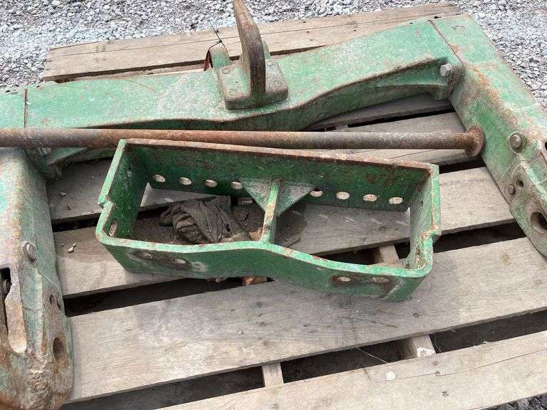 Quick coupler and weight bracket - Albrecht Auction Service