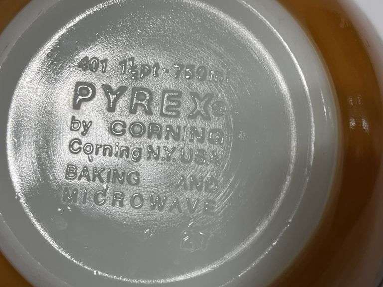 Pyrex 2 1/2-quart casserole dish with lid, with Pyrex no. 401 small mixing bowl - Albrecht ...