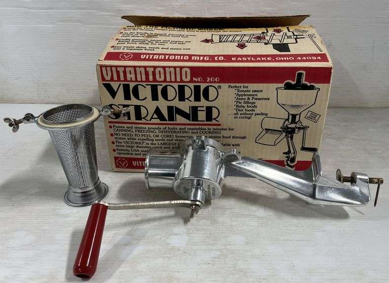 Victorio food strainer No. 200, in box, looks like it was never used ...