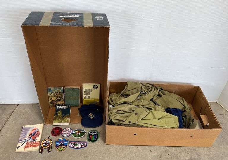 Box of Boy Scout items, good - Albrecht Auction Service