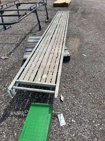 Aluminum scaffold pick, 29" x 20", used - Albrecht Auction Service