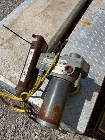 Portable Delta fuel tank, 74-gallon capacity toolbox combo, latches are ...