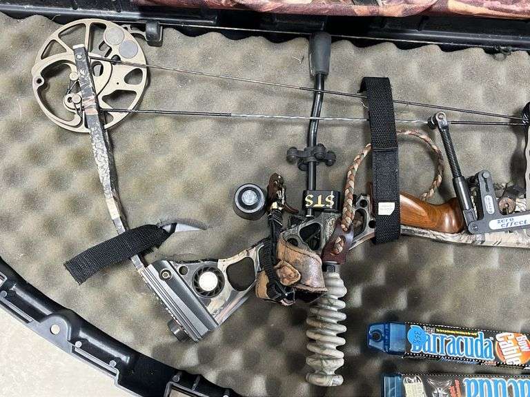 Mathews switchback right hand bow, 70 lb. draw weight, 33 1/2" axle to ...